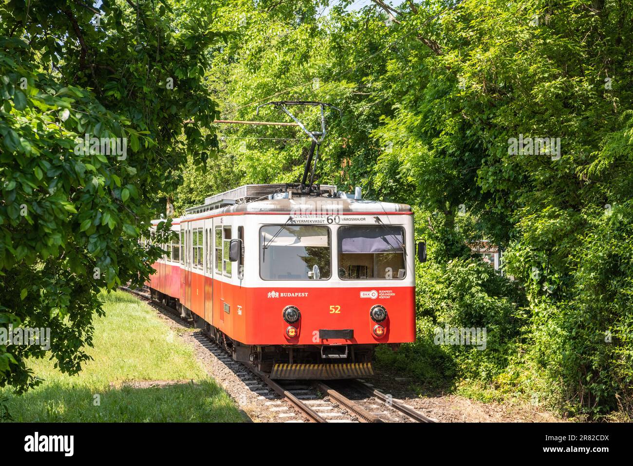 Budapest, Ungarn – 21. Mai 2023. Eisenbahnwaggon der Zahnradbahn-Linie ...