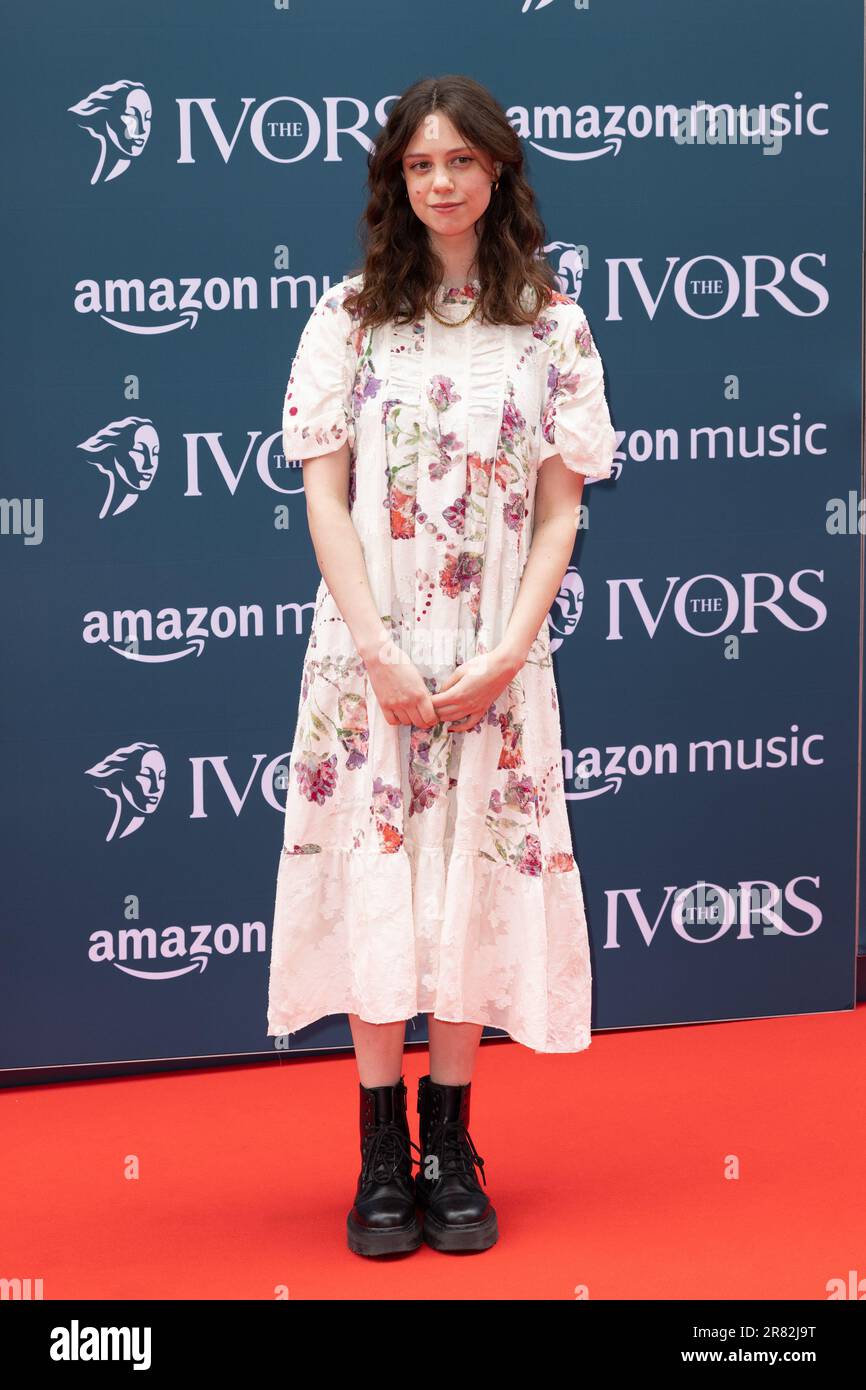 Gäste kommen im IVORS im Grosvenor House Hotel an. Es bietet: Matilda ...