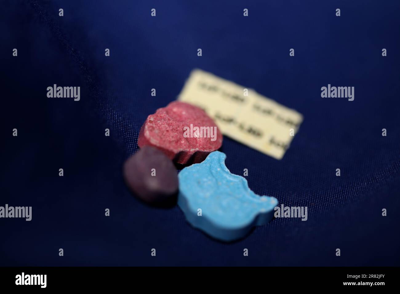 Eine Mischung aus Medikamenten- und Medikamentenpillen, die mdma- und ...