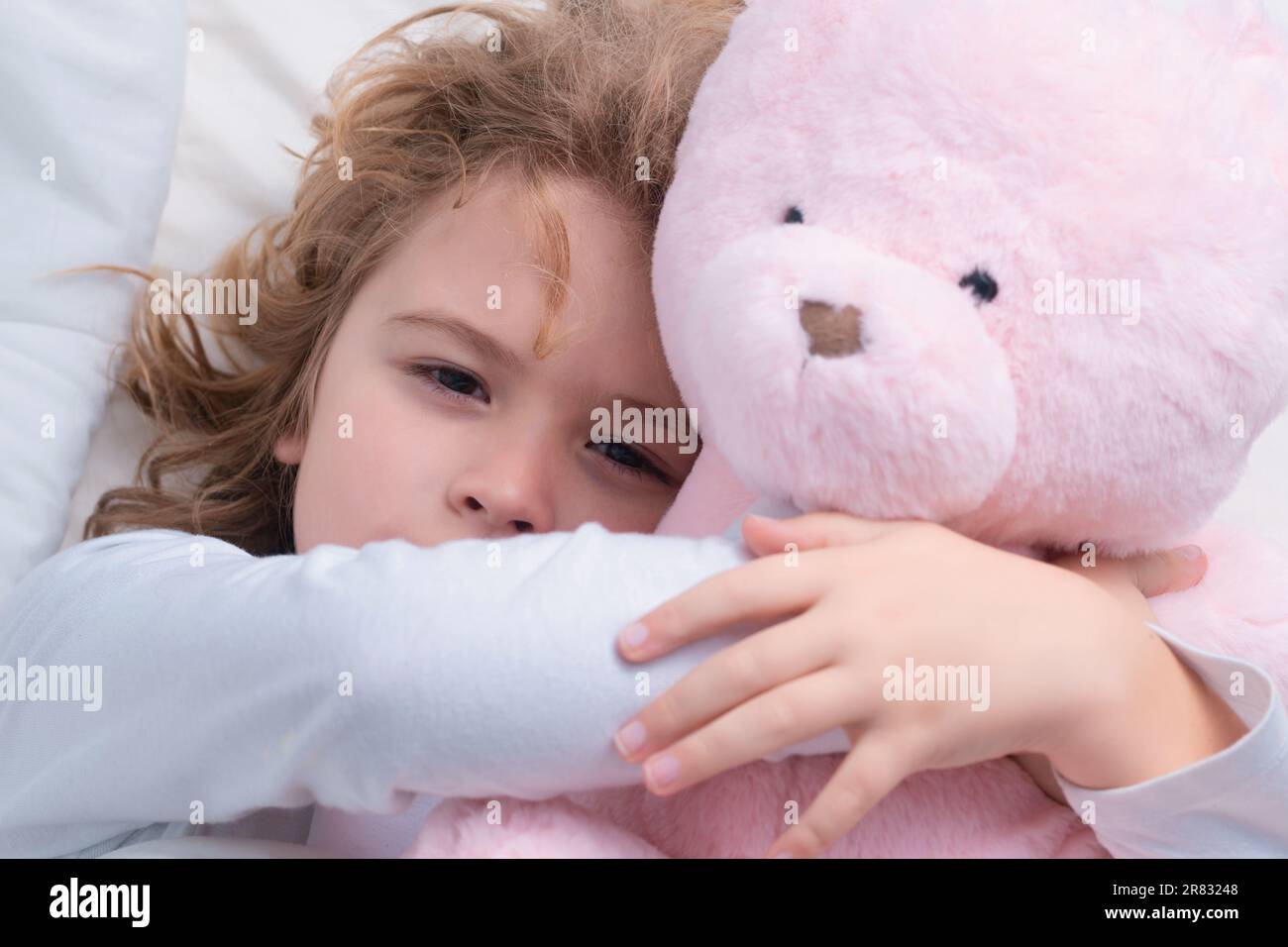 Das Kind Wacht Mit Dem Teddybären Auf Der Aus Dem Schlaf Im Bett Kommt Das Kind Wacht Morgens