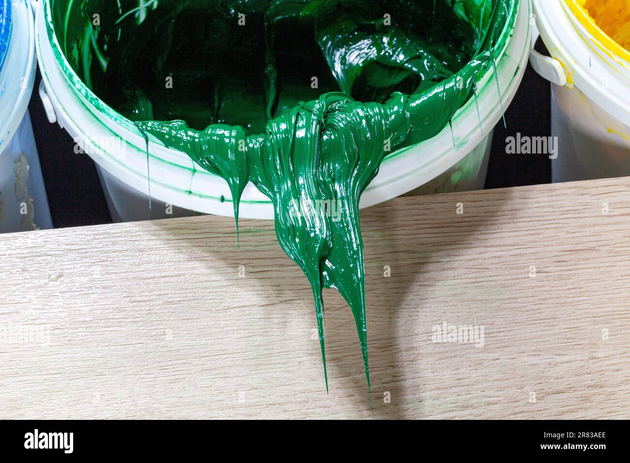 Grüne Farbe tropft aus dem weißen Schaft. Plastisoltinte wird zum ...