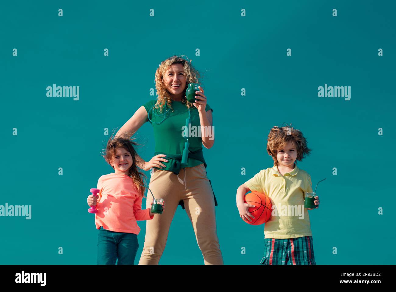 Gesunder Sport und Familienleben. Glückliche Familie Mutter und Kind ...