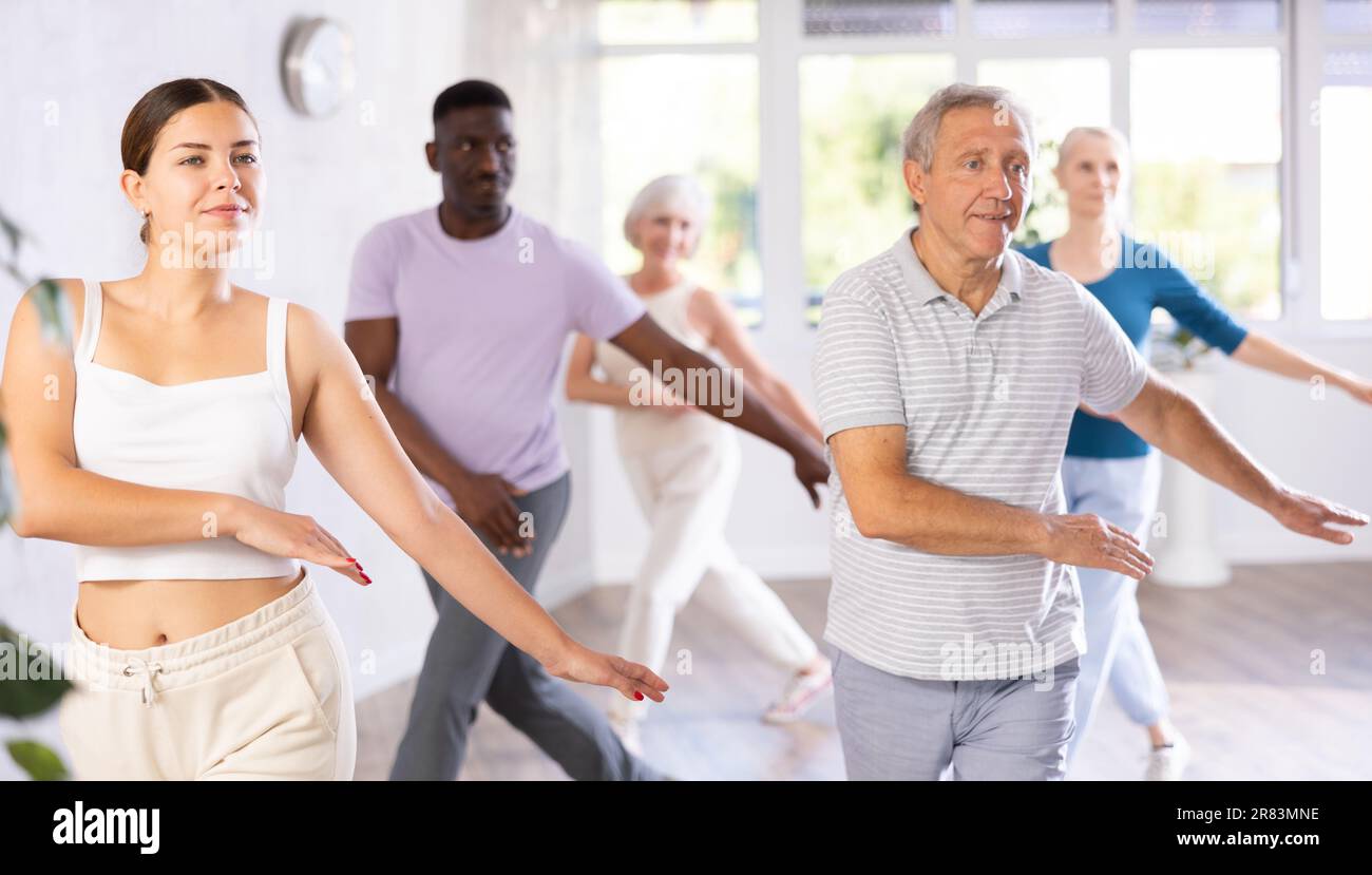 Eine Lehrerin unterrichtet ältere Schüler des Tanzkurses über ...