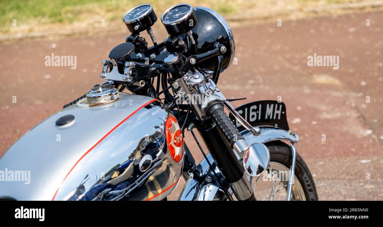 Nahaufnahme eines klassischen und alten BSA Café Racer Motorrads, das ...