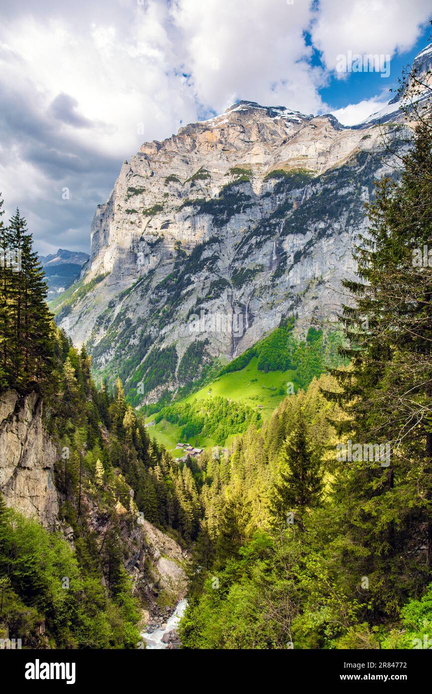 Malerische Ausblicke auf Schwarzmönch und das Stechelberg-Tal auf einem ...