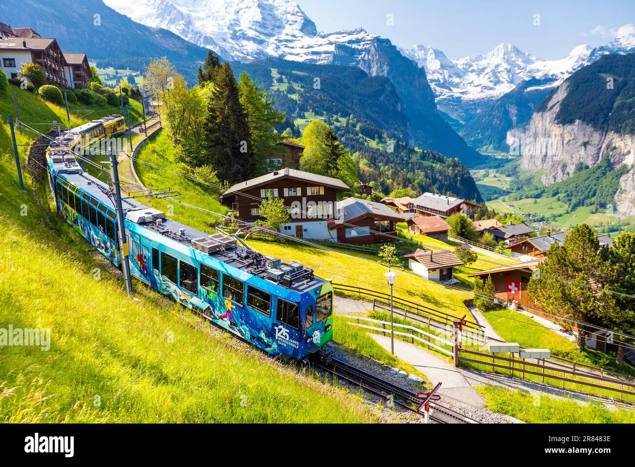 Zug auf dem Weg von Lauterbrunnen nach Wengen mit schneebedeckten ...