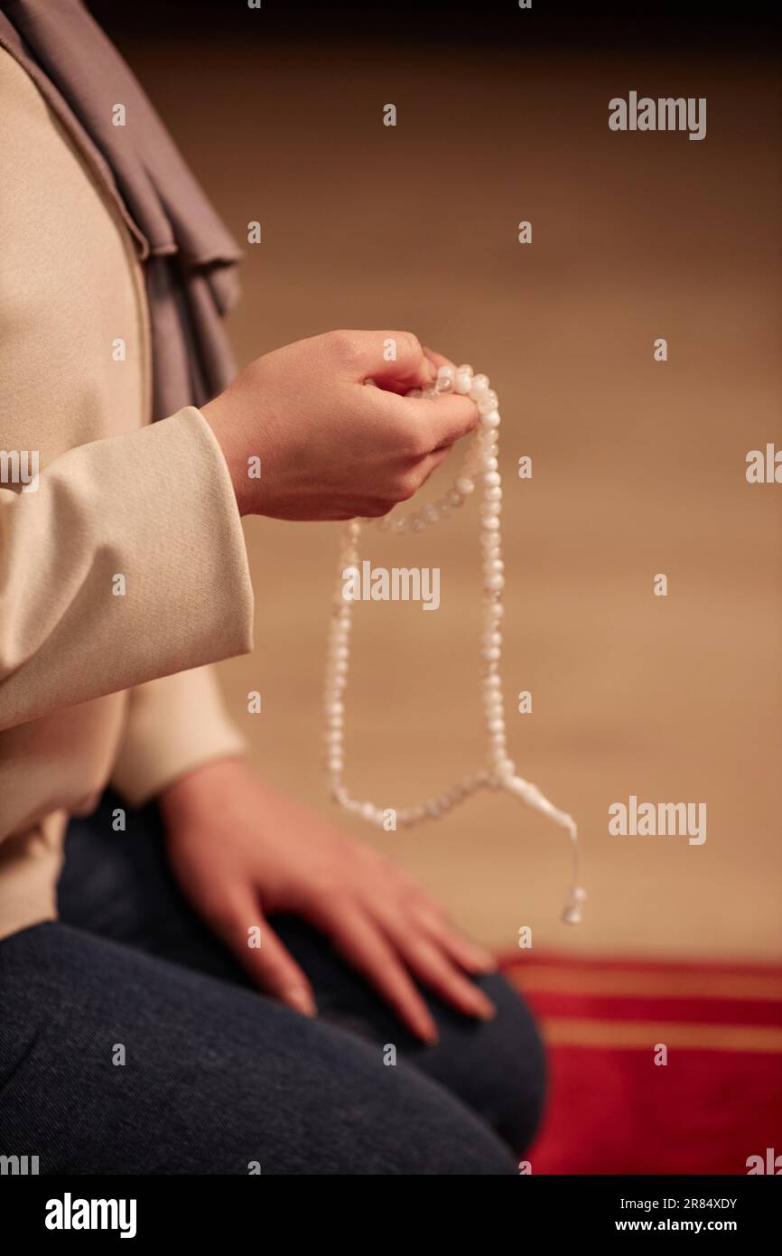 Frau, die auf knien betet -Fotos und -Bildmaterial in hoher Auflösung - Seite 2 - Alamy