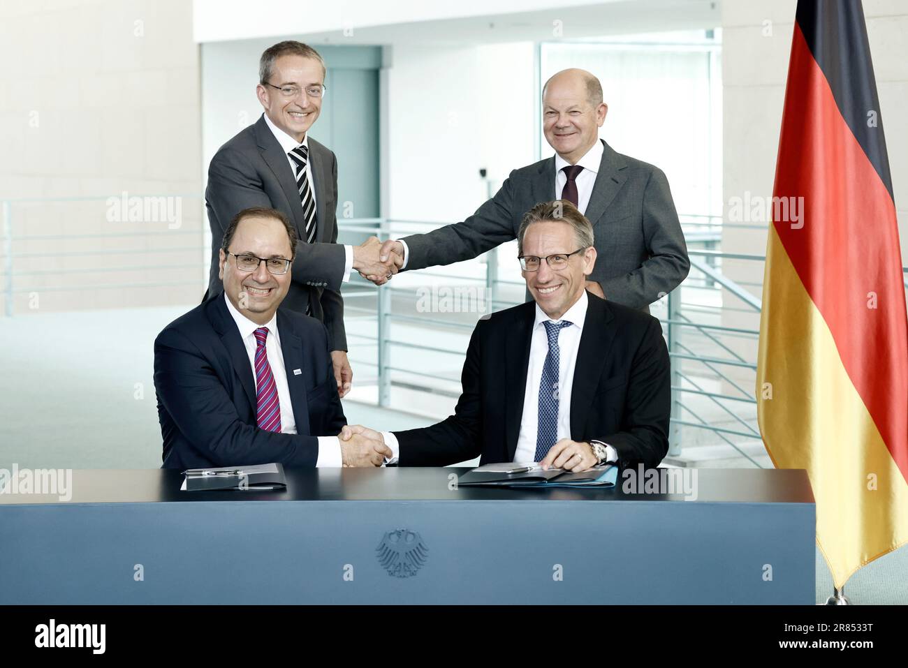 19. Juni 2023, Berlin: Jörg Kukies (1. Zeile r), Staatssekretär im ...