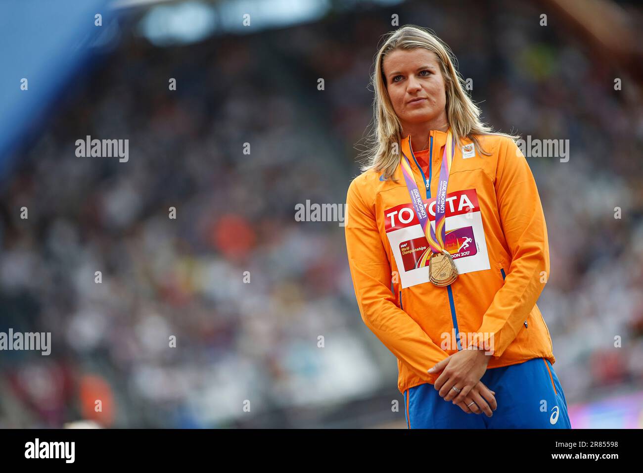 Dafne Schippers bei der Preisverleihung und die Medaille bei der ...