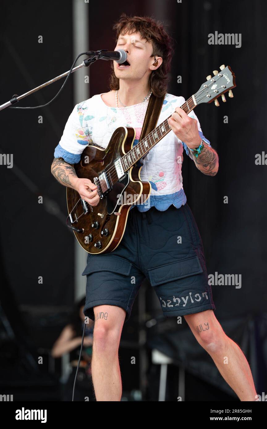 Nathan Stocker mit Hippo Campus tritt am 4. Tag des Bonnaroo Music ...