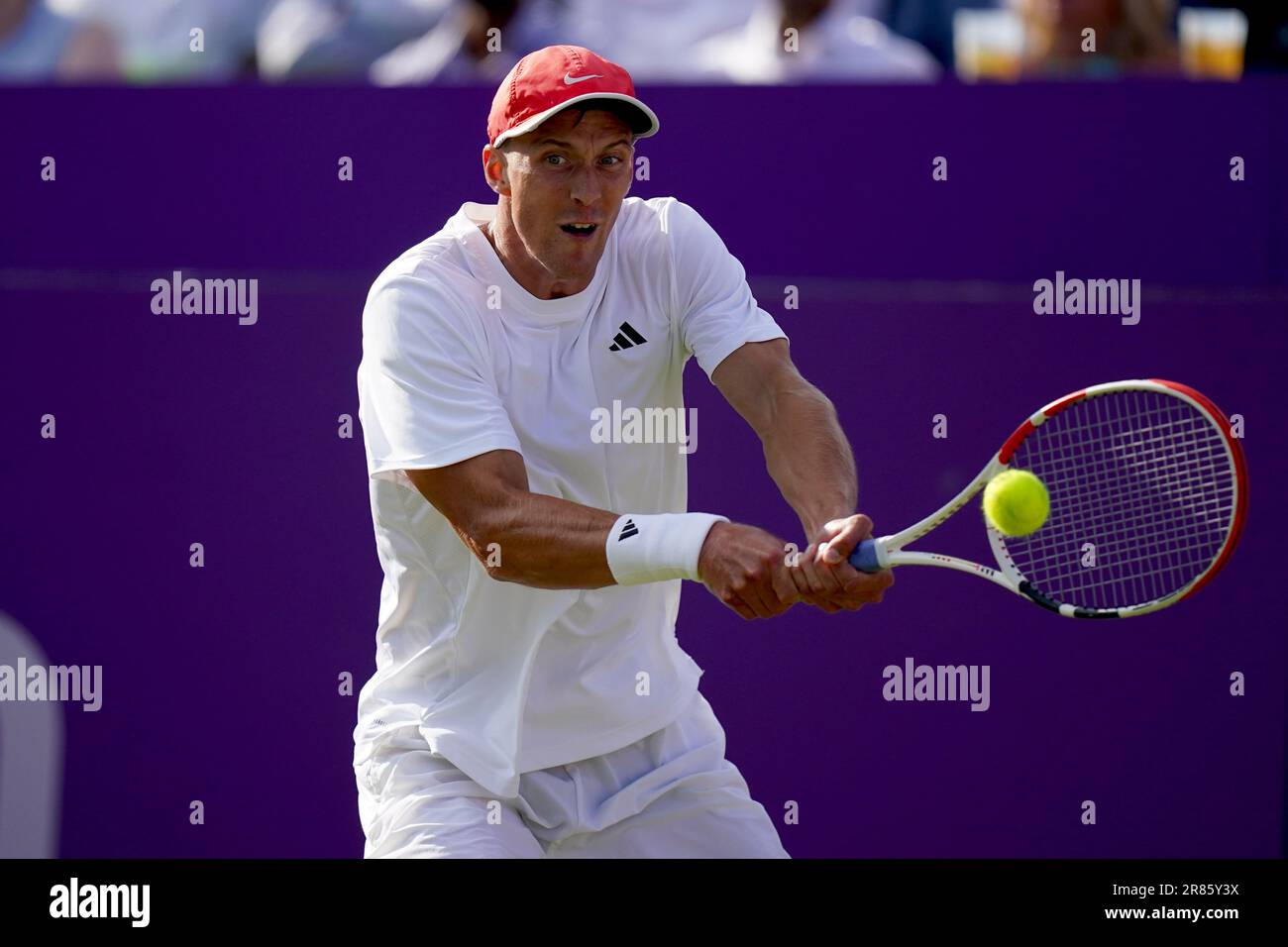 Jan Choinski im Kampf gegen Lorenzo Musetti während des ...