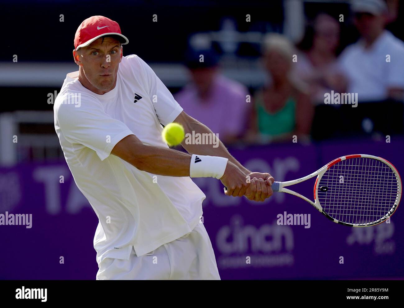 Jan Choinski im Kampf gegen Lorenzo Musetti während des ...