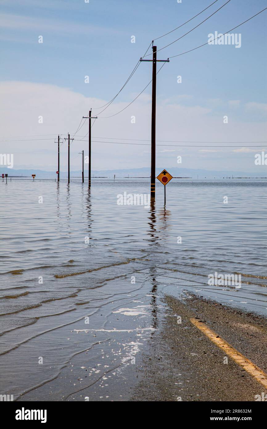 Überflutete Straßen enden. Der Tulare Lake im Central Valley von ...