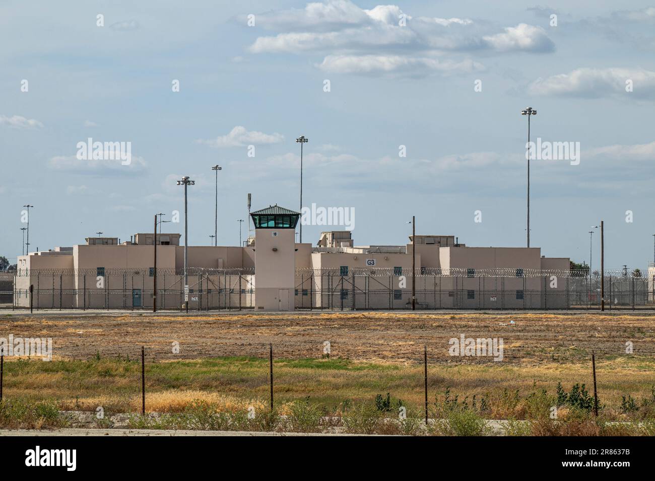 Corcoran State Prison neben Tulare Lake. Der Tulare Lake im Central ...