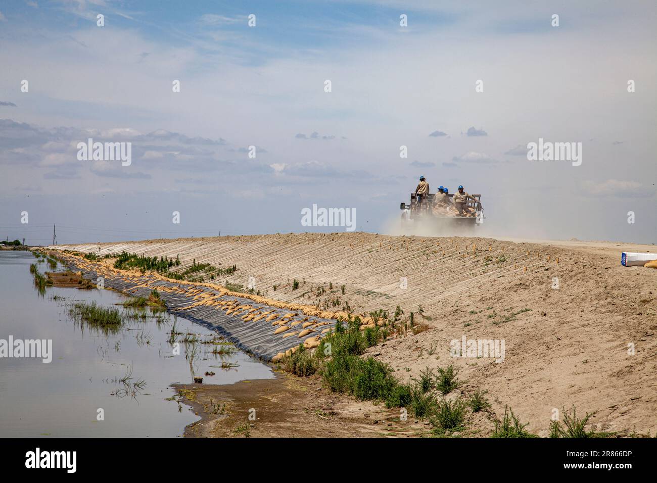 Das California Conservation Corps baut einen Deich am Tulare See. Der ...