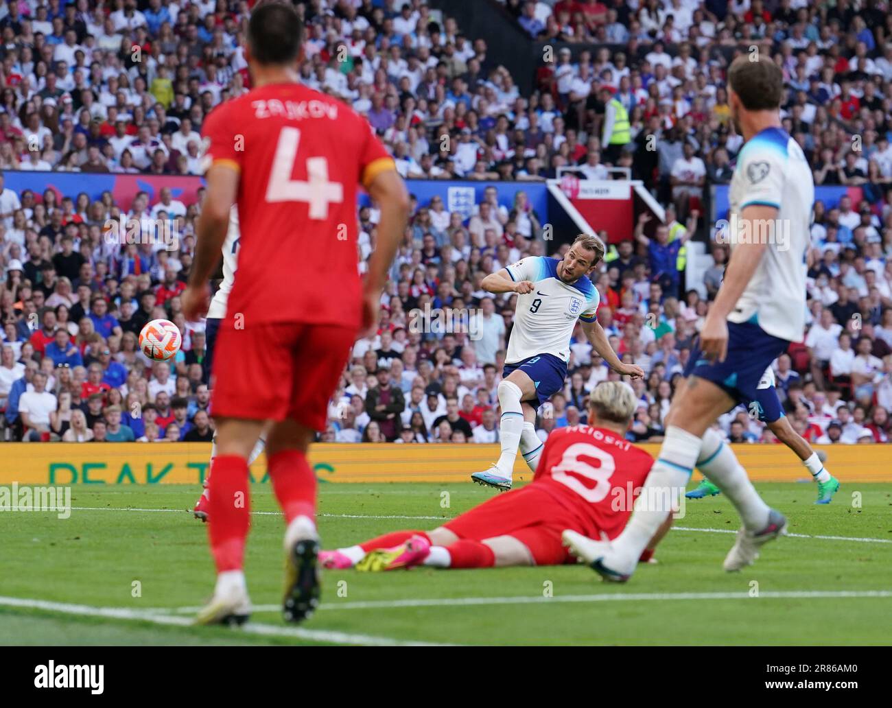 Harry Kane aus England erzielt beim UEFA Euro 2024 Qualifying Group C ... Harry Kane aus England erzielt beim UEFA Euro 2024 Qualifying Group C ...