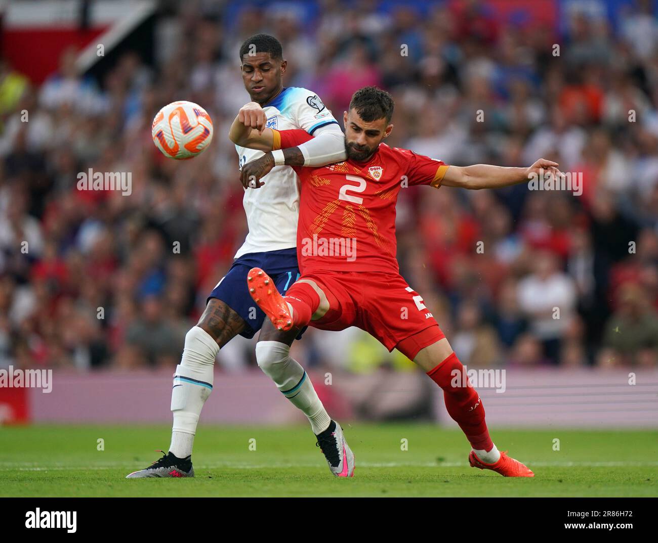 Englands Marcus Rashford (links) und Nordmazedoniens Egzon Bejtulai ...