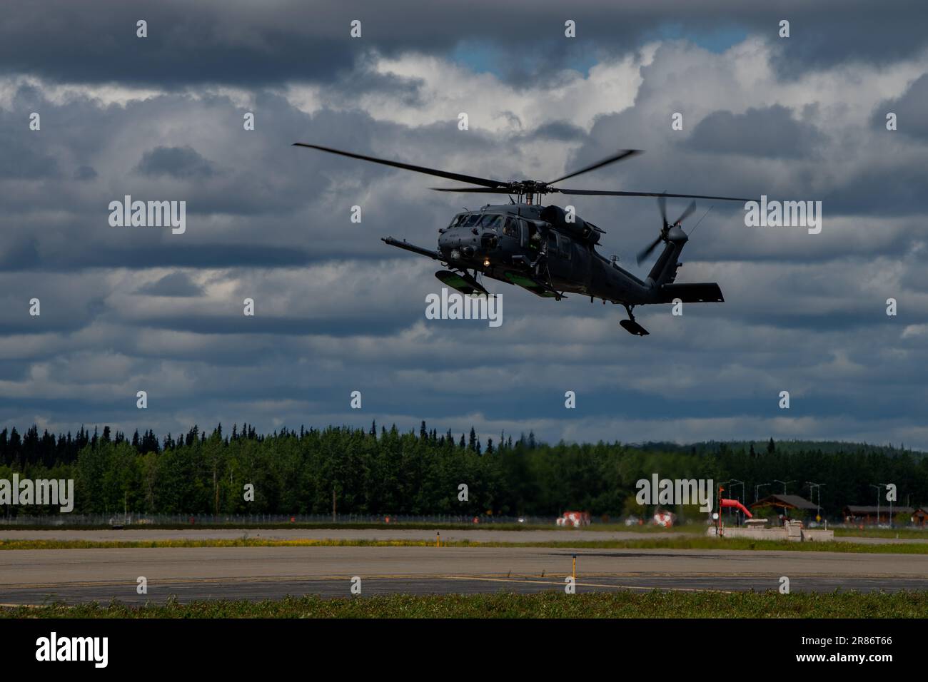 EIN US-AMERIKANISCHER Air Force HH-60 Pave Hawk landet auf dem Eielson ...