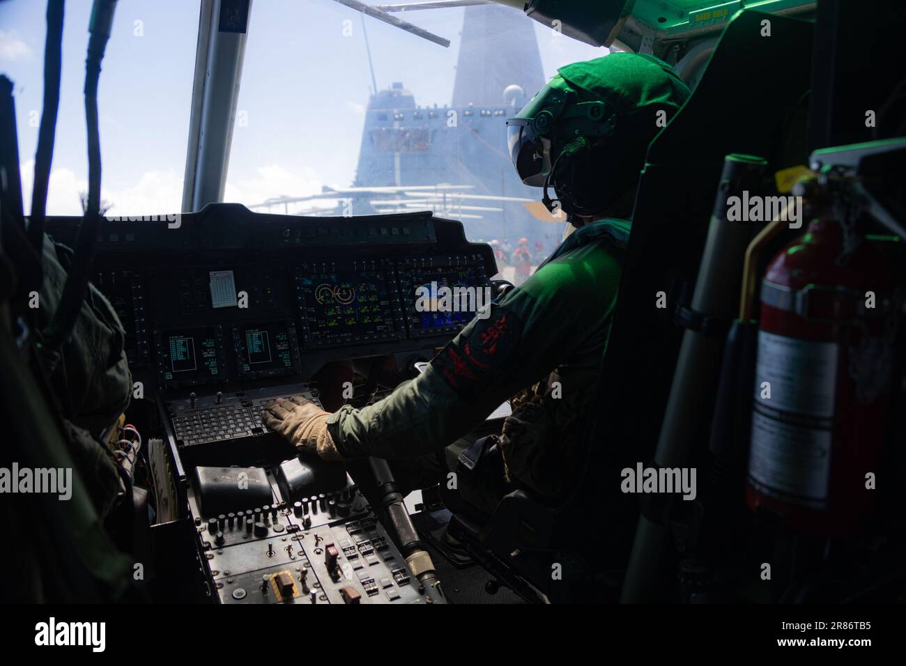 USA Captain des Marine Corps Christopher Maloney, ein UH-1Y ...