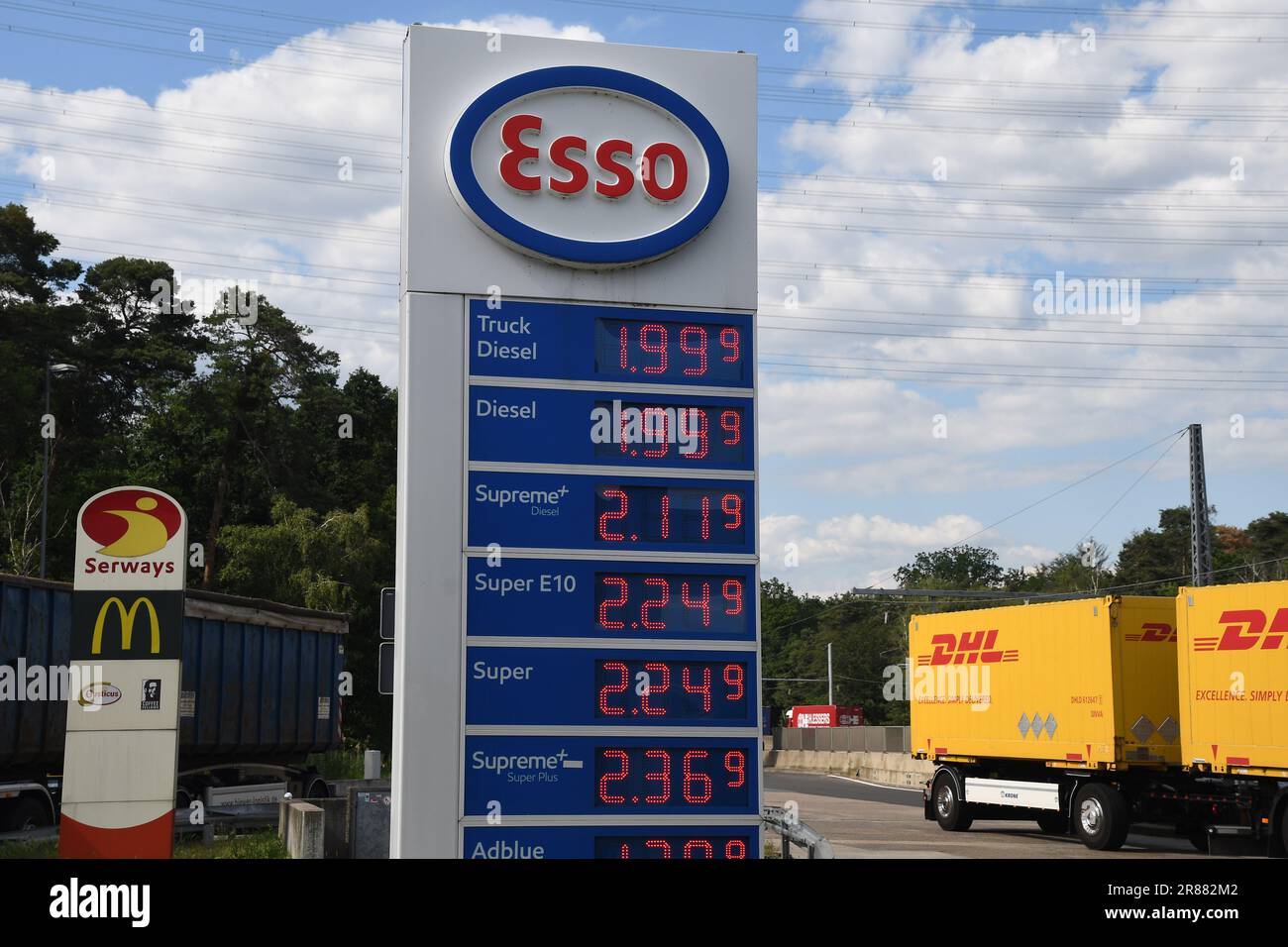 14. Juni 2023/Esso-Tankstelle im deutschen Land und High-Wayin lorsch ...