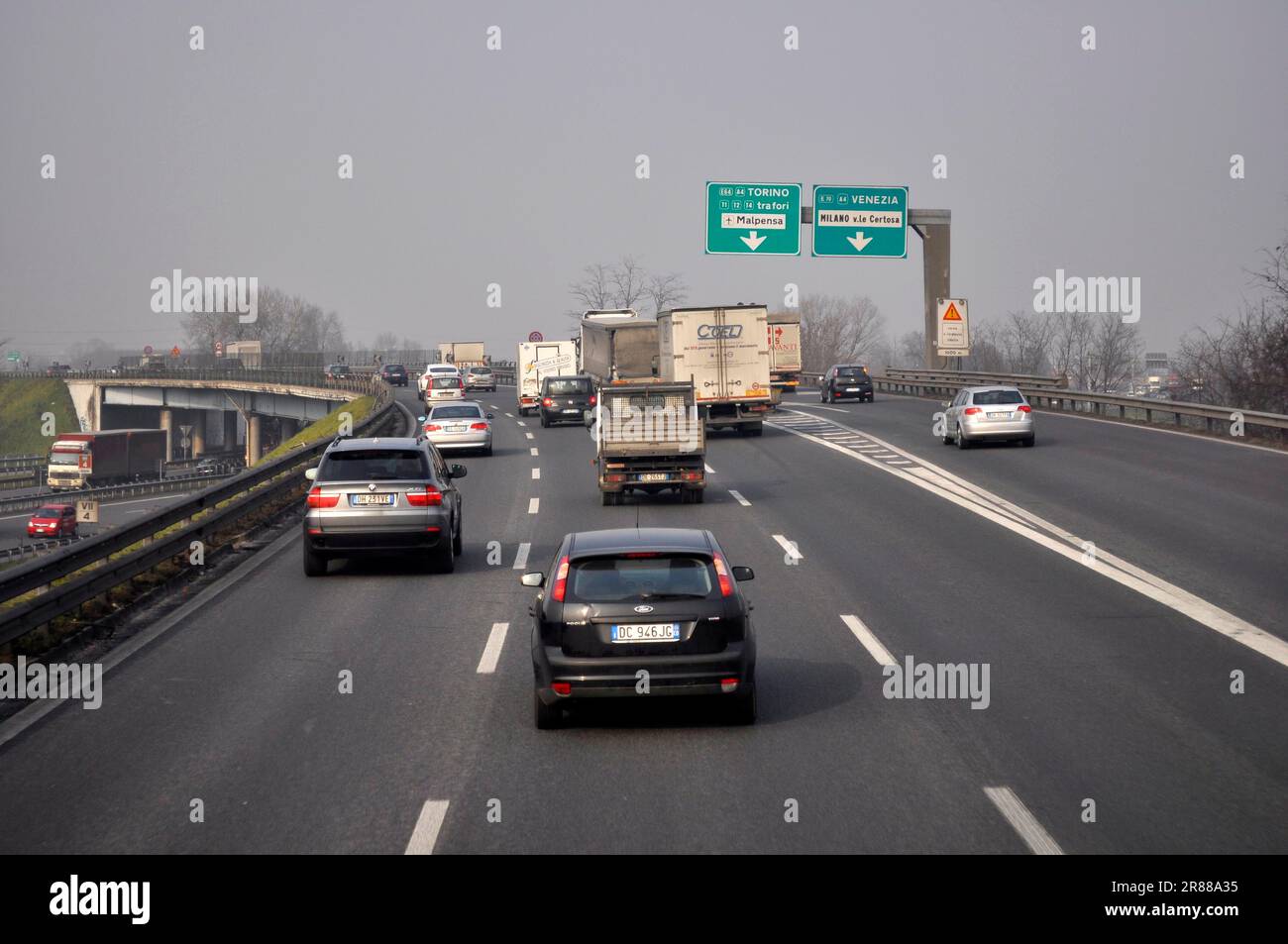 Italienische Autobahn in der Nähe von Mailand, mautpflichtige Autobahn ...
