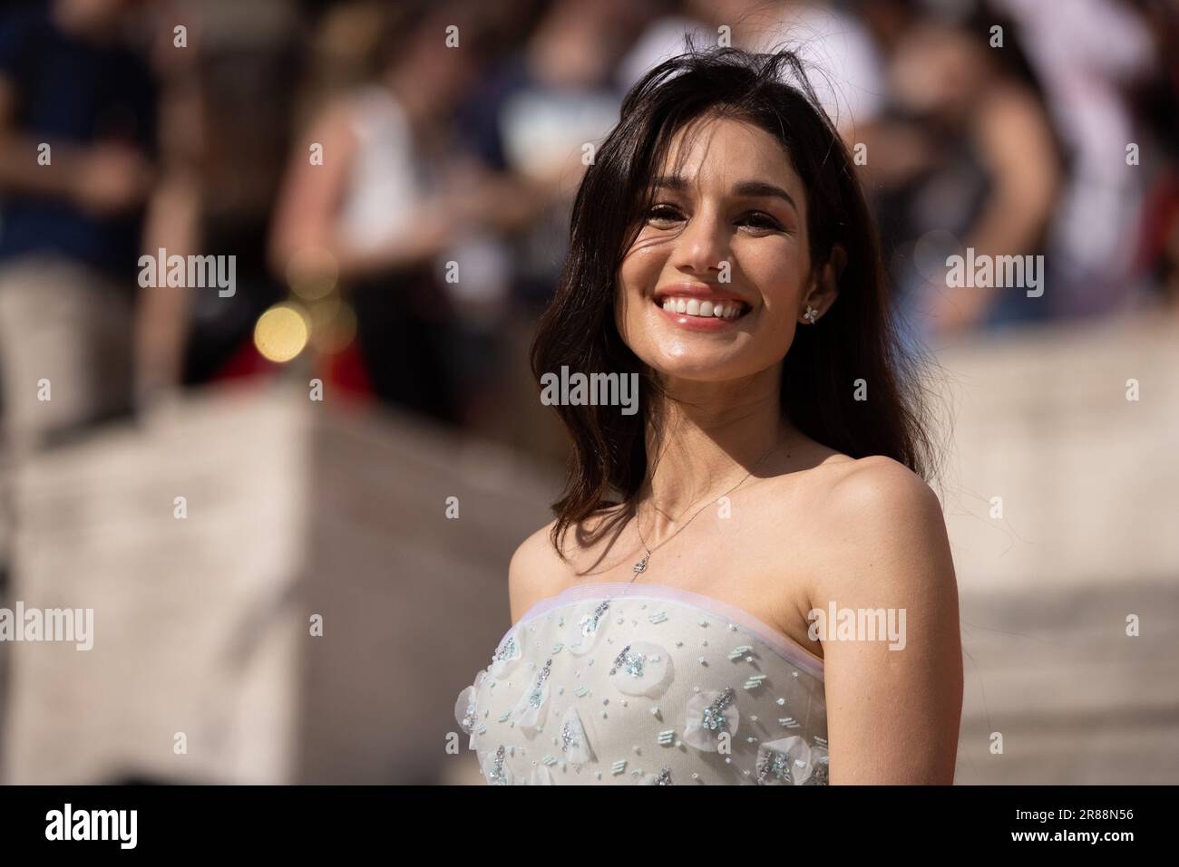 Mariela Garriga besucht den Roten Teppich bei der Global Premiere of ...