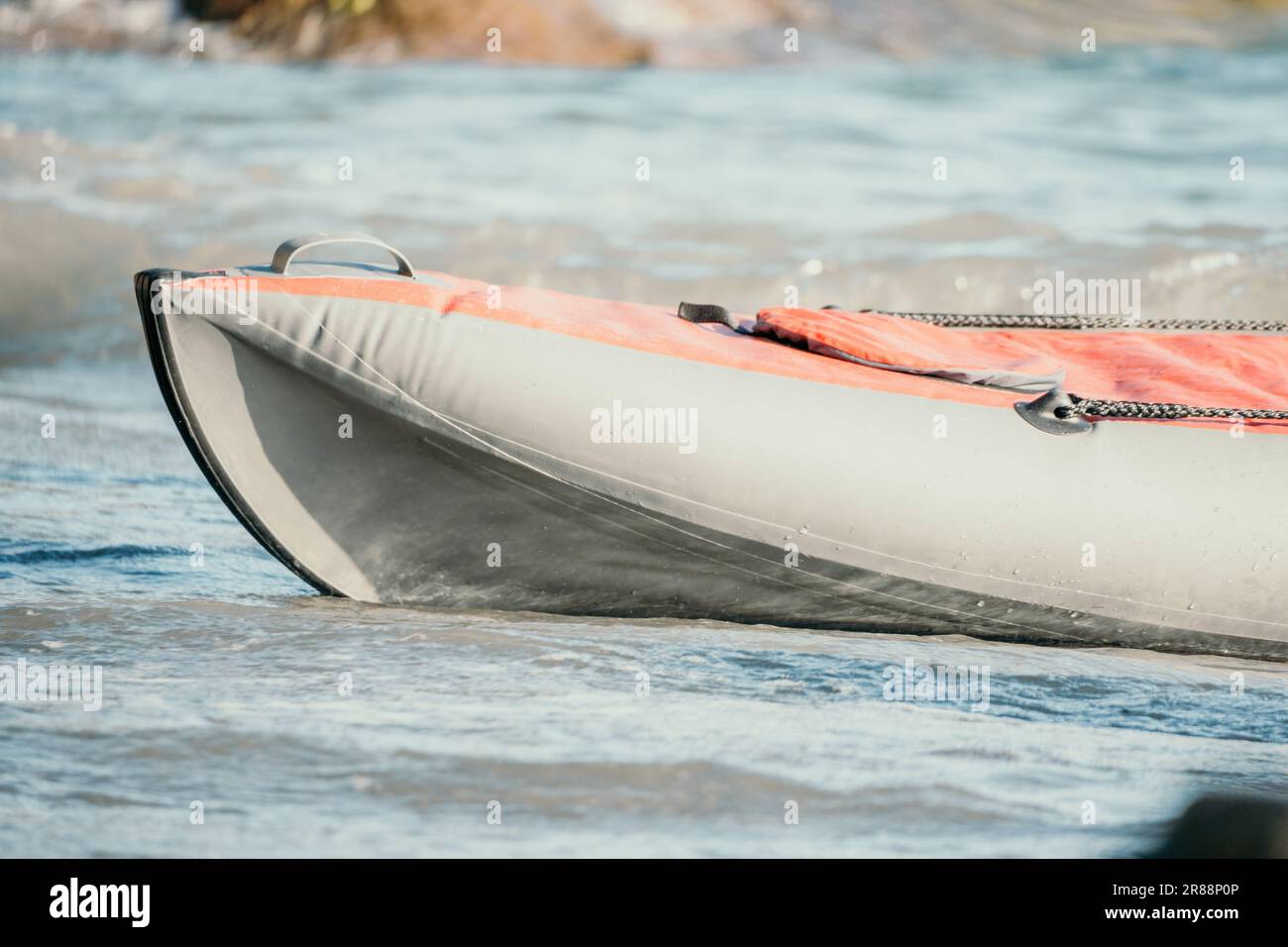 Glückliches Paar Kajaks in einem aufblasbaren Kajak auf dem Meer bei ...