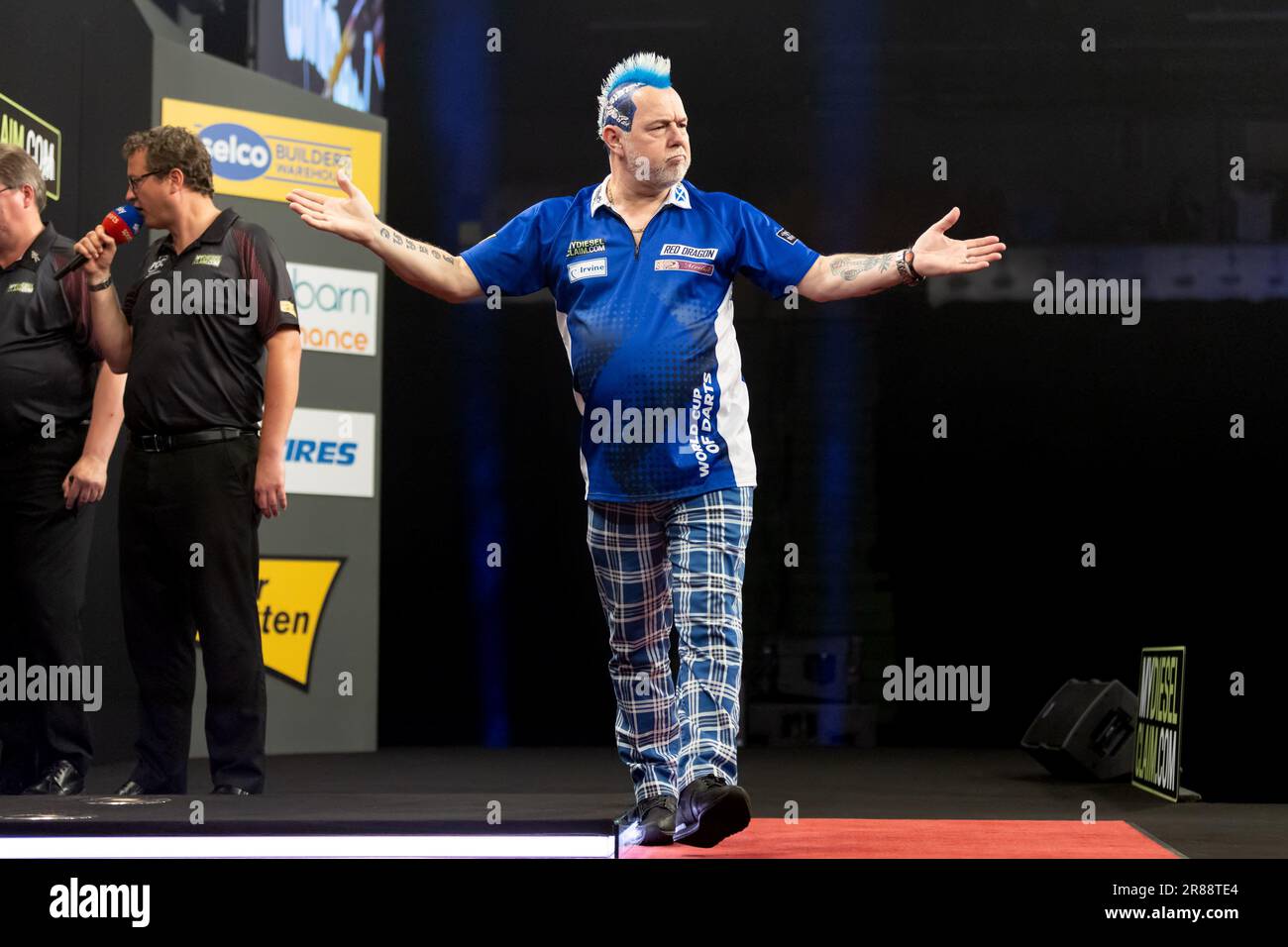 18. Juni 2023, Hessen, Frankfurt/Main: Dart: World Team Championship, Halbfinale: Nach dem ...