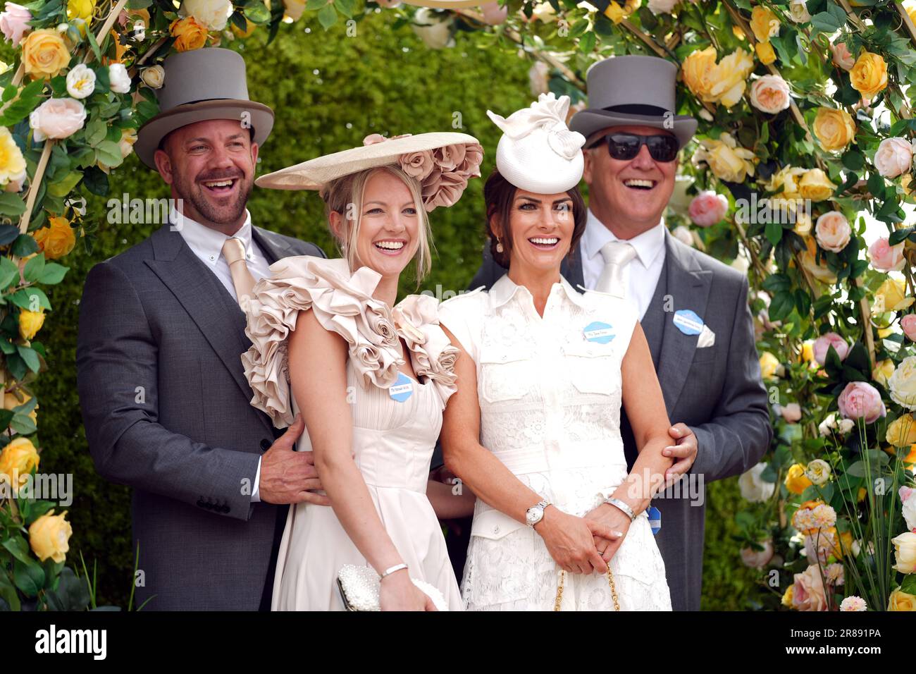 Rennfahrer posieren für Fotografen am ersten Tag des Royal Ascot auf ...