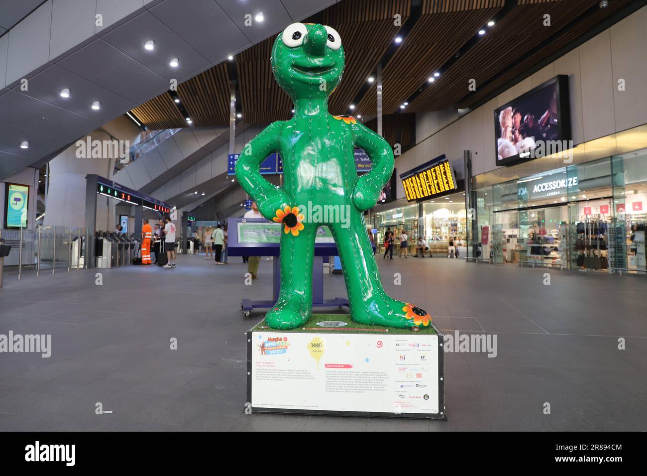 Cactus Morph by Traci Moss in London Bridge Railway Station, Teil von ...