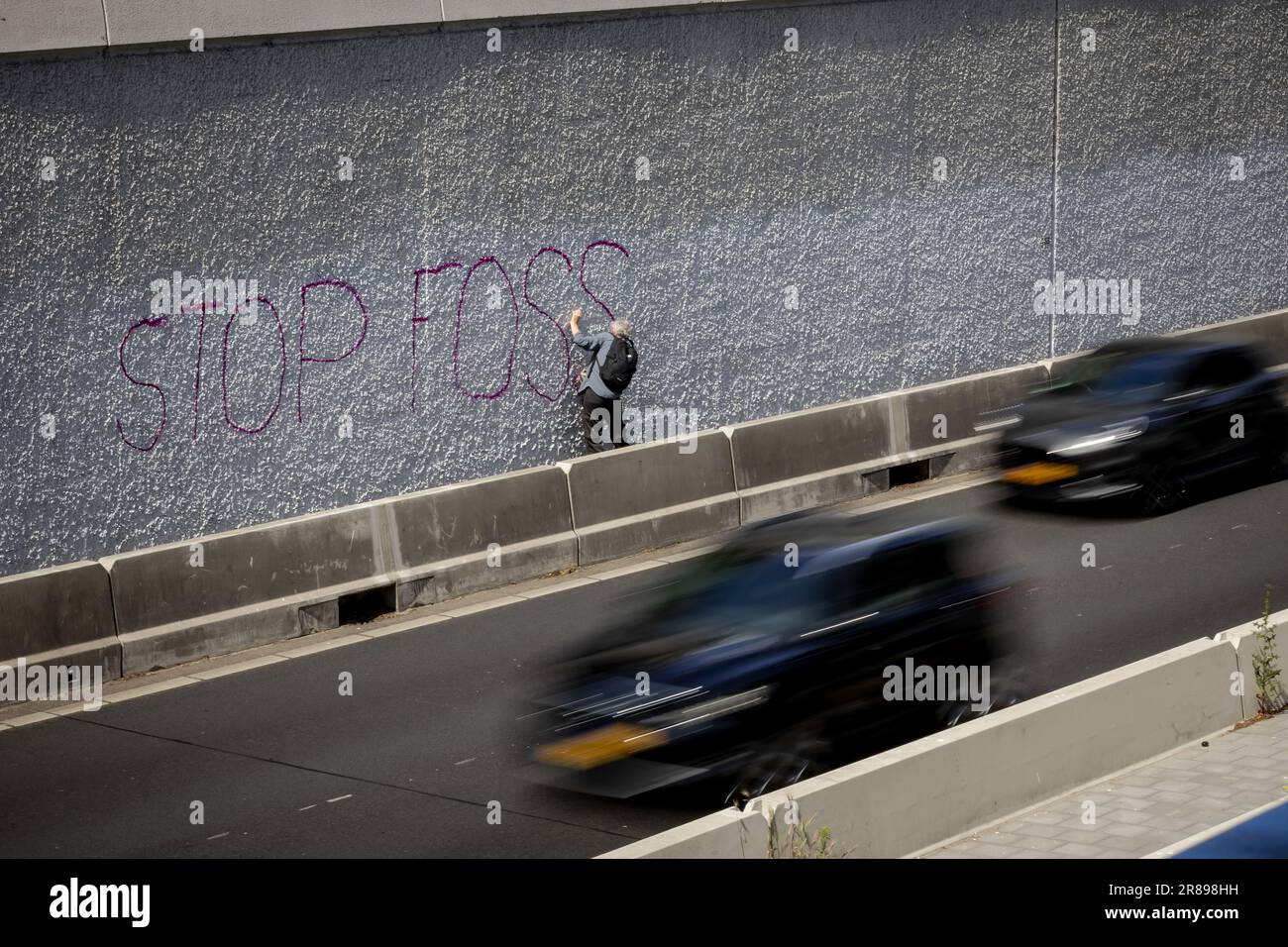 DEN HAAG - Mitglieder der Protestgruppe haben den Tunnel der A12 Jahre ...
