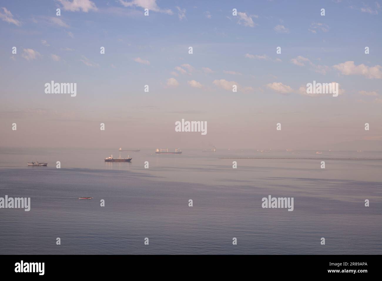 Schiffe in der bucht von manila -Fotos und -Bildmaterial in hoher ...