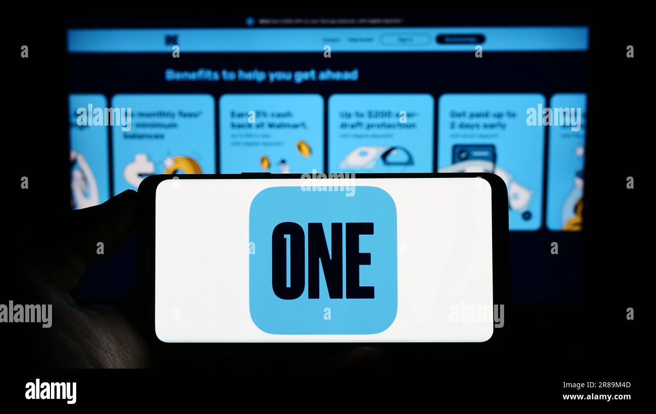 Person, die ein Mobiltelefon mit dem Logo des amerikanischen Fintech ...