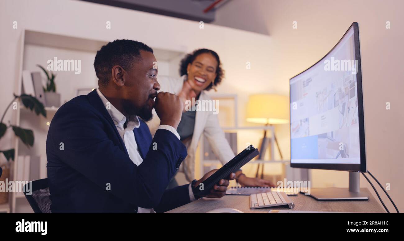 Geschäftsleute, Erfolg und Teamfeiern am Computer, im Büro und bei der ...