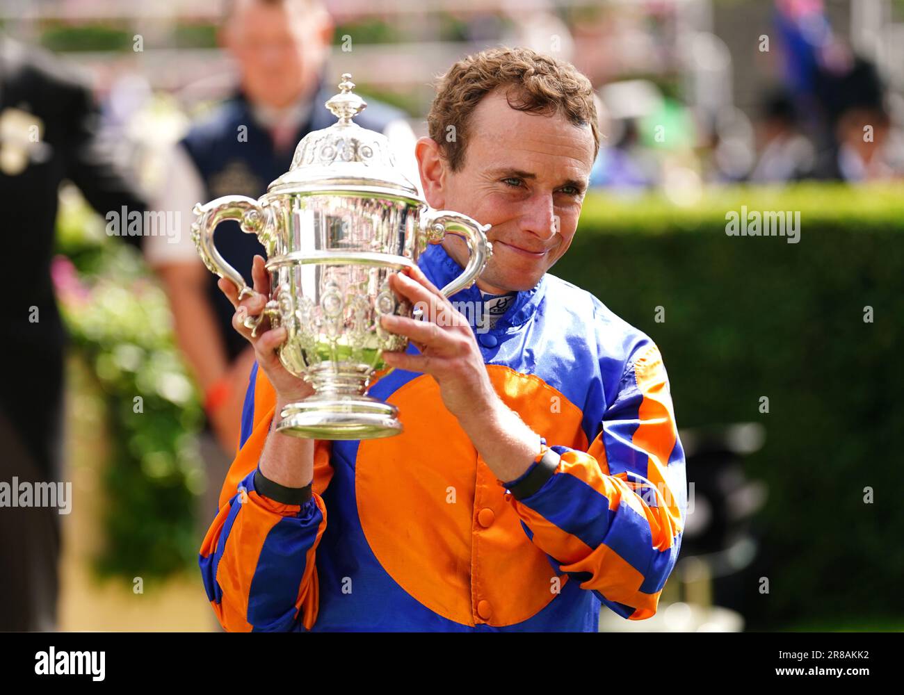 Jockey Ryan Moore posiert mit der Trophäe, nachdem er die „King's Stand ...
