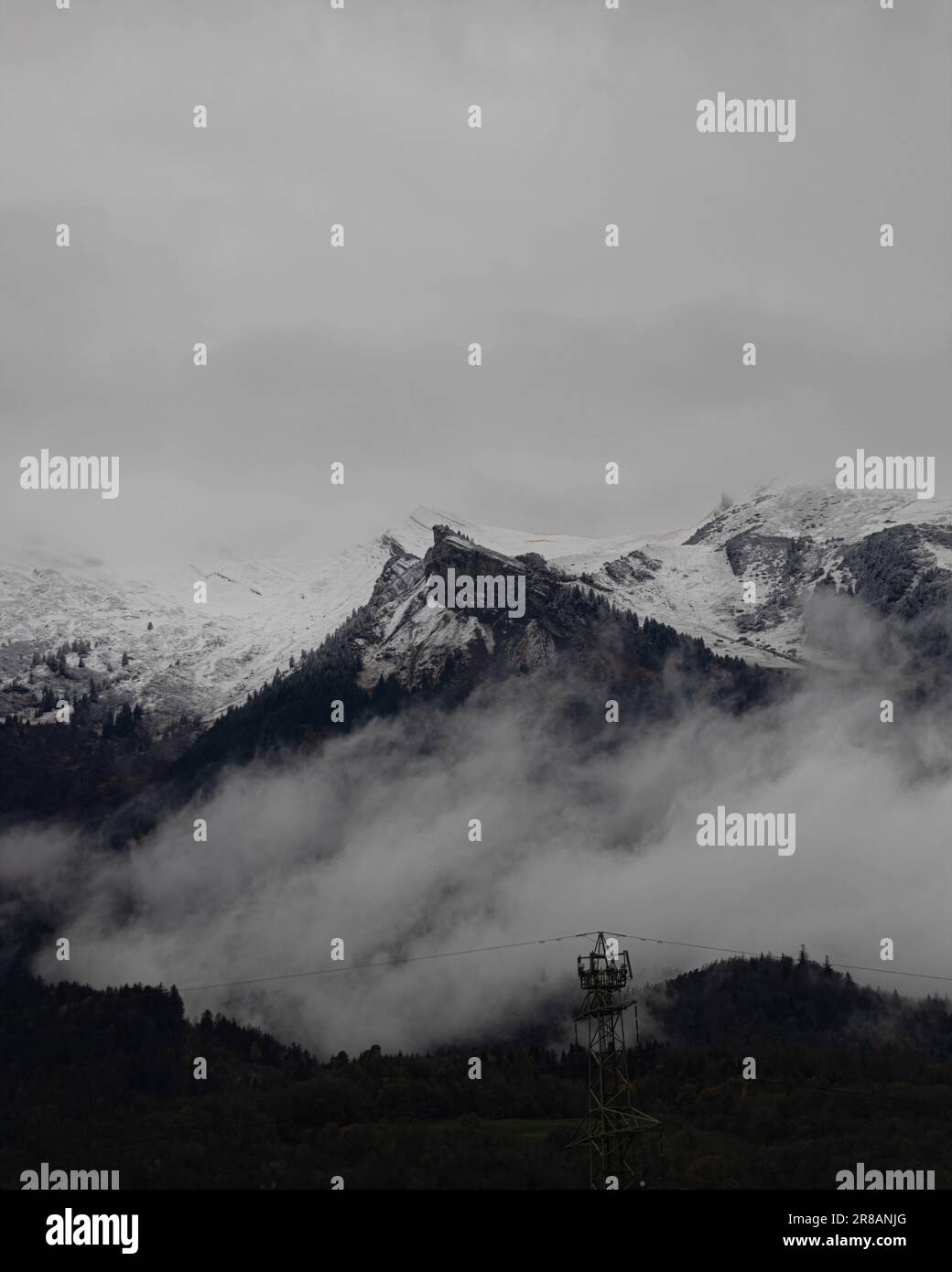 Eine majestätische Bergkette, die von einem nebligen Nebel umgeben ist ...