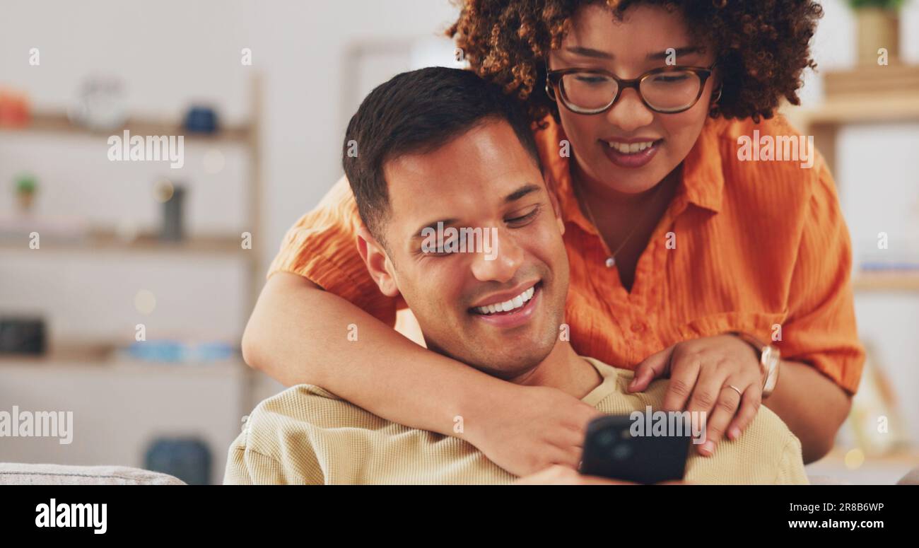 Liebe, soziale Medien und glückliches Paar auf dem Sofa mit Telefon ...