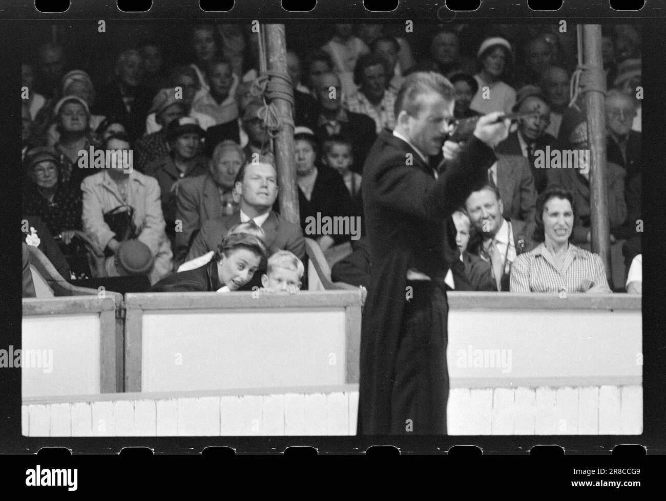 Aktuell 38-7-1960: Simsalabim im Circus Arnardo in Ola Narr in Oslo ...