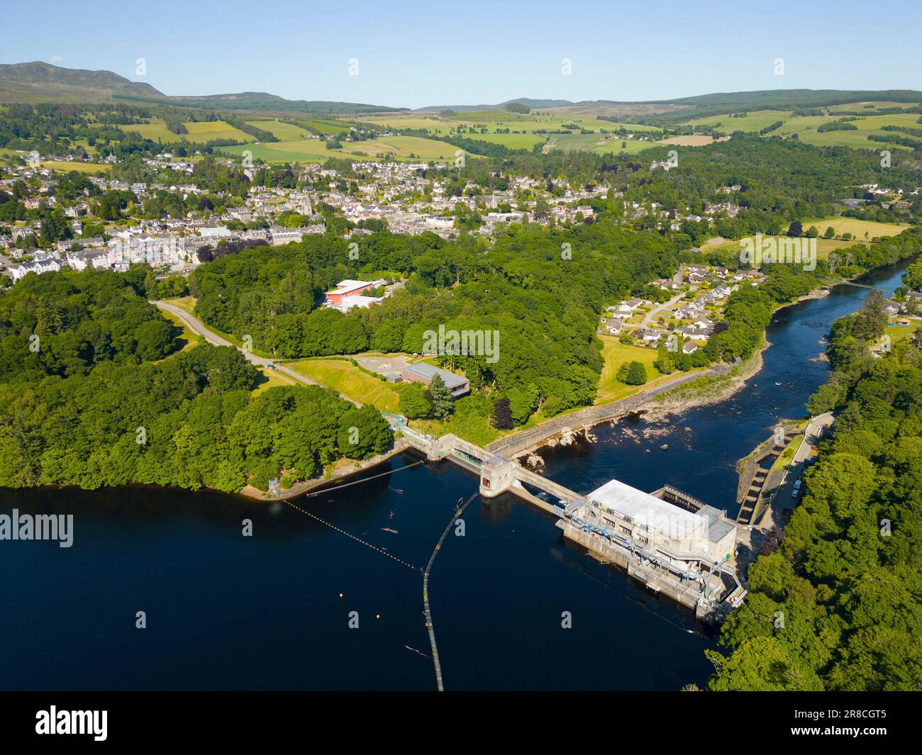 Luftaufnahme von der Drohne des Pitlochry Dam in Pitlochry Town in ...