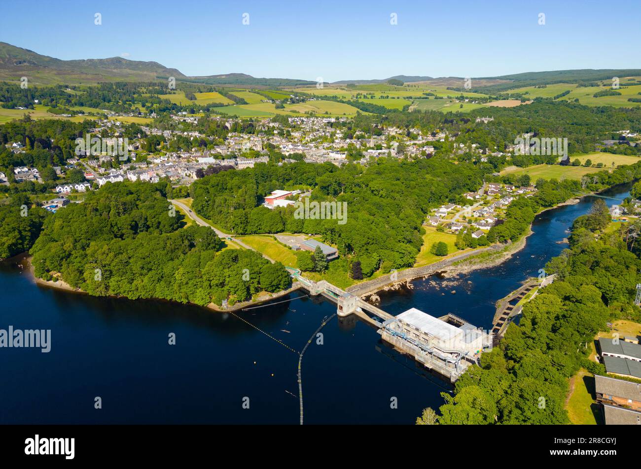 Luftaufnahme von der Drohne des Pitlochry Dam in Pitlochry Town in ...