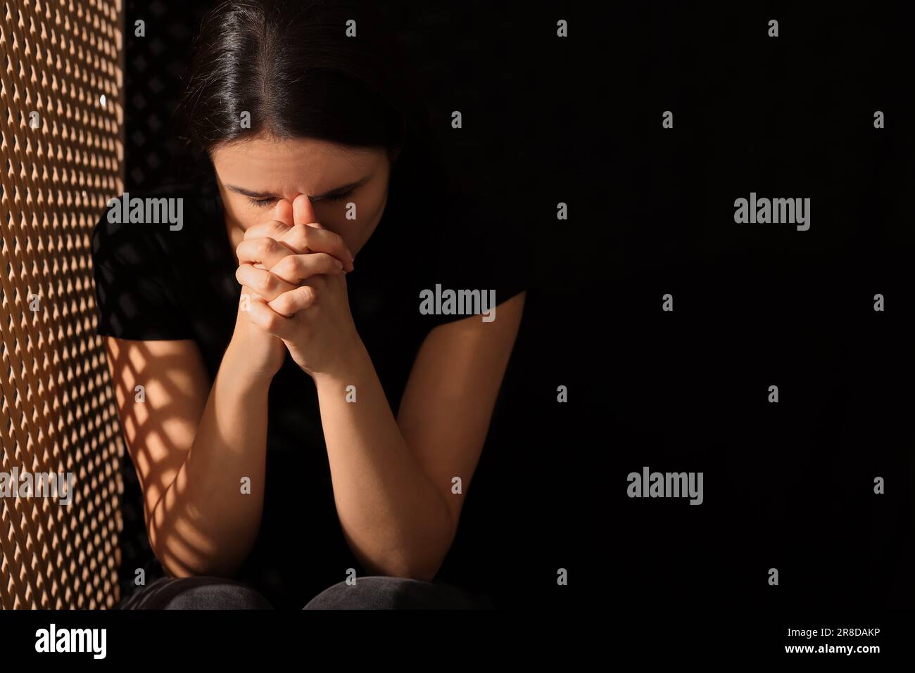 Verärgerte Frau, die beim Beichten beim Priester zuhört, Platz für Text ...