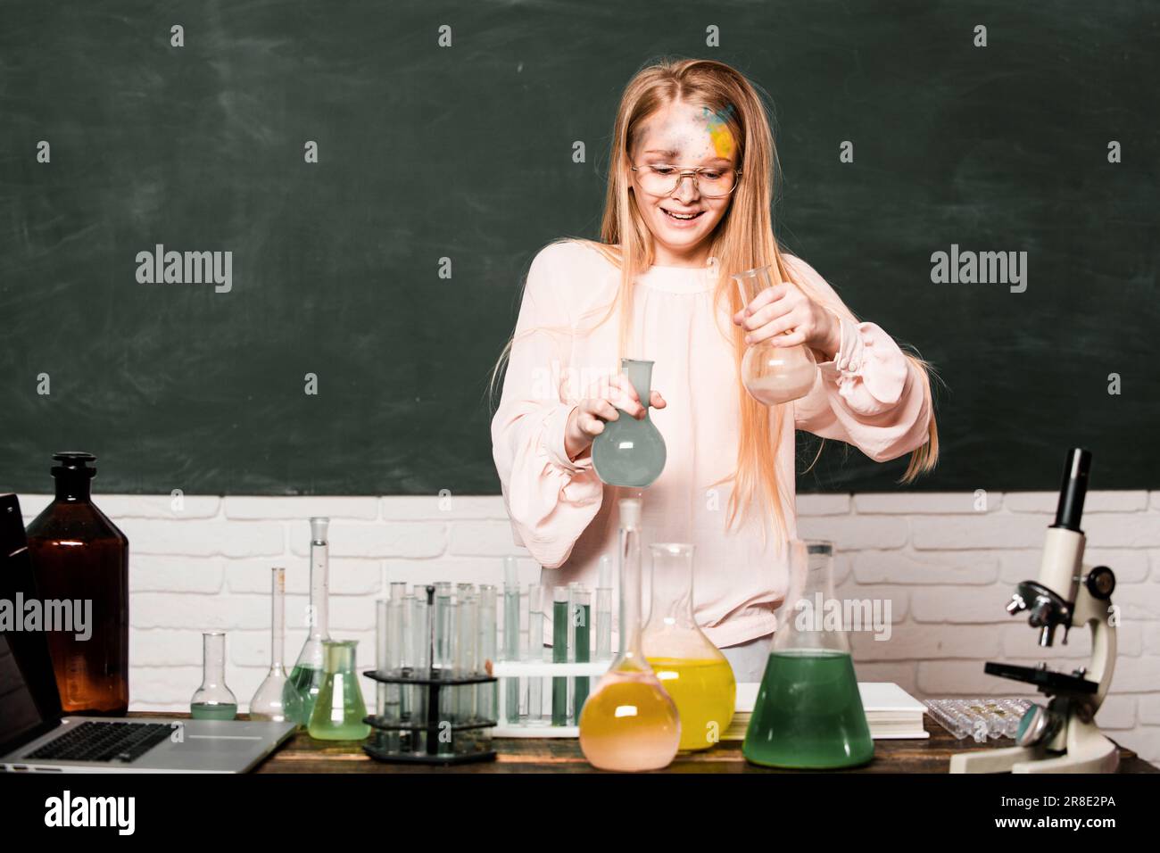 Chemisches Experiment. Lustige Schülerin Kind dabei Experimente im ...