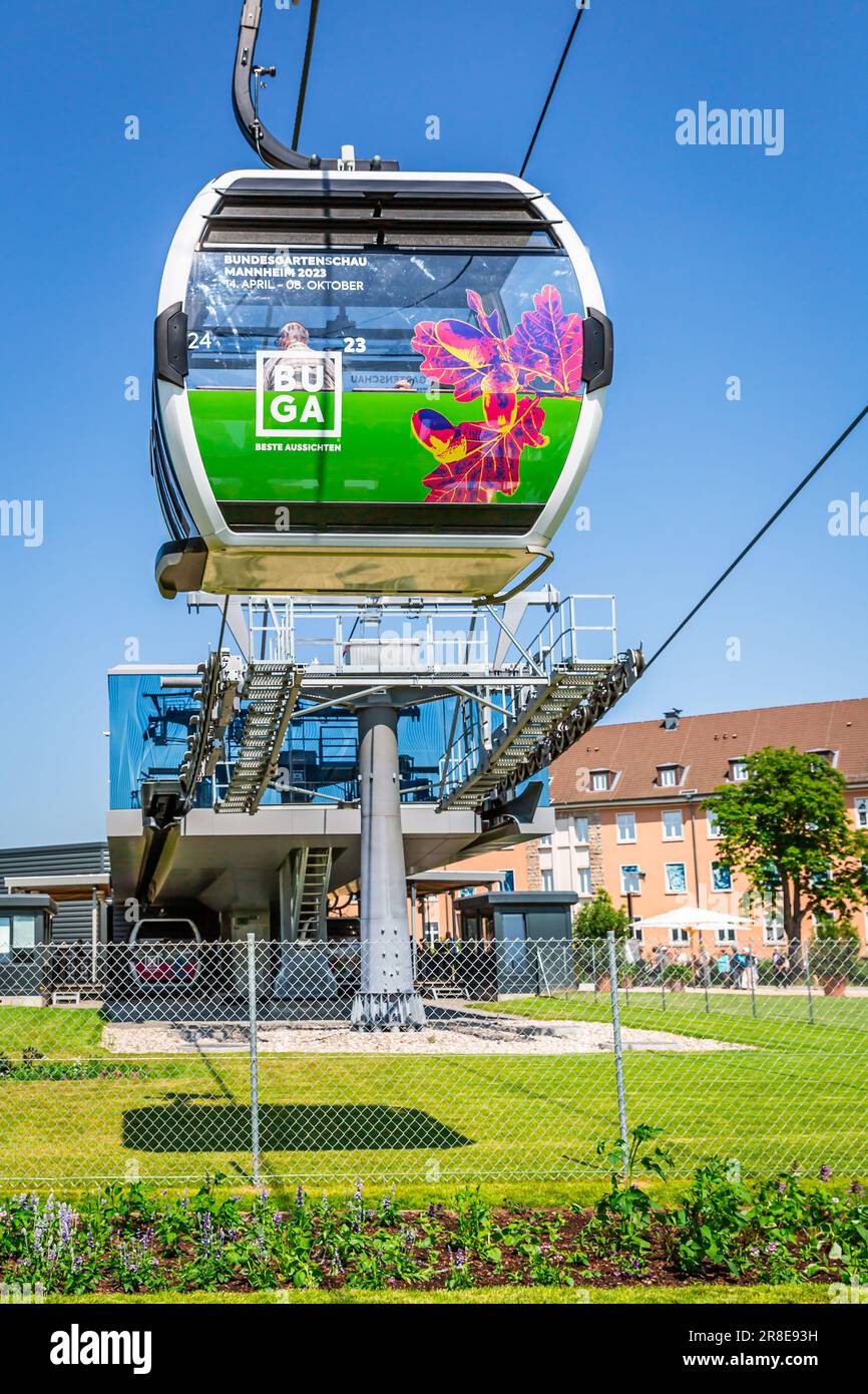 Mannheim, Deutschland - 26. Mai 2023: Seilbahn, die Parks während der Bundesgartenschau BUGA ...