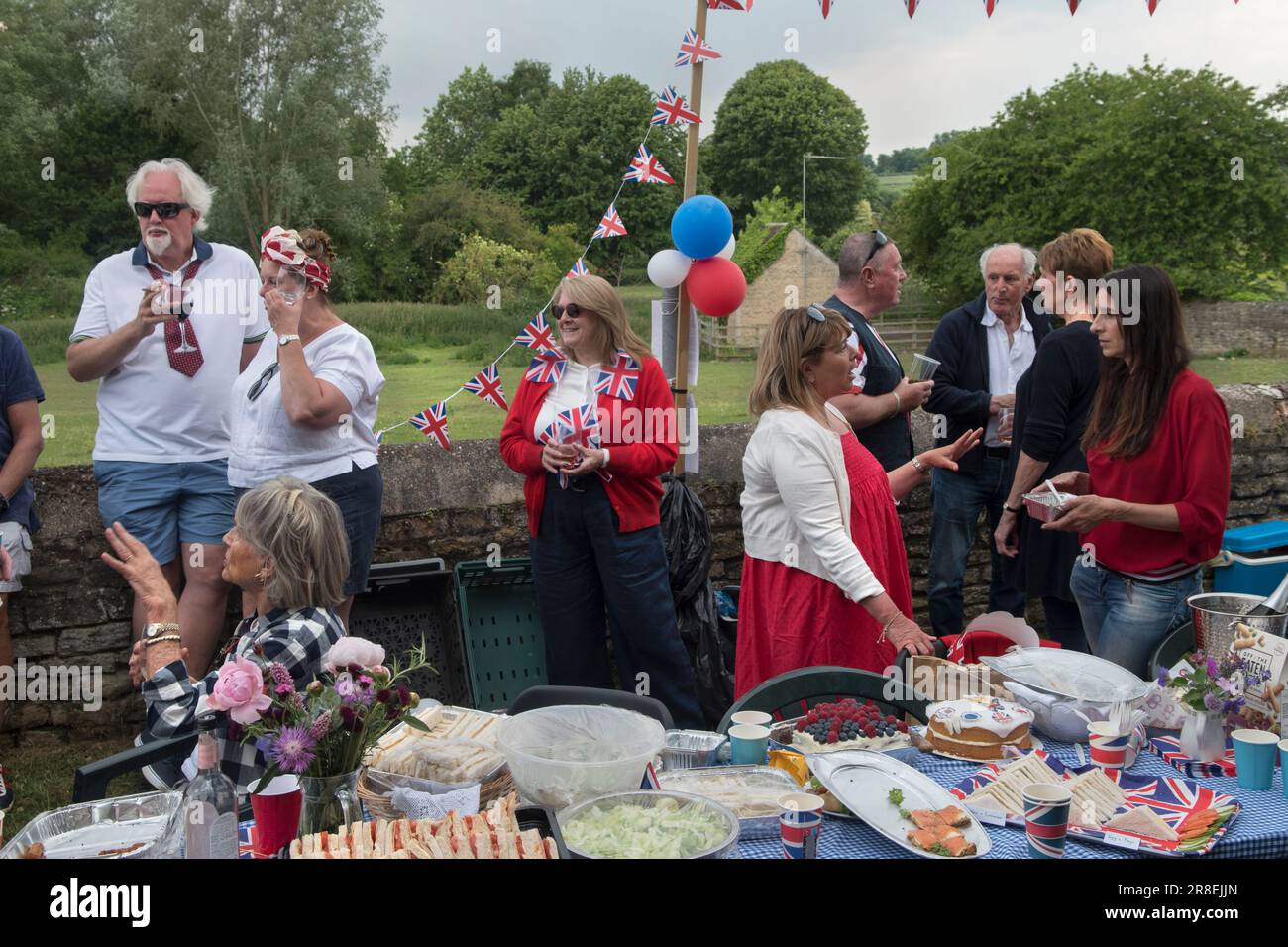 Queen Elizabeth II. Platinum Jubilee Straßenfest in Robbs Lane, Lowick ...