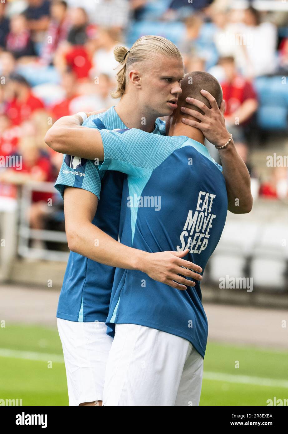Oslo, Norwegen. 20. Juni 2023. Erling Haaland und Leo Ostigard aus Norwegen wärmen sich vor dem ...