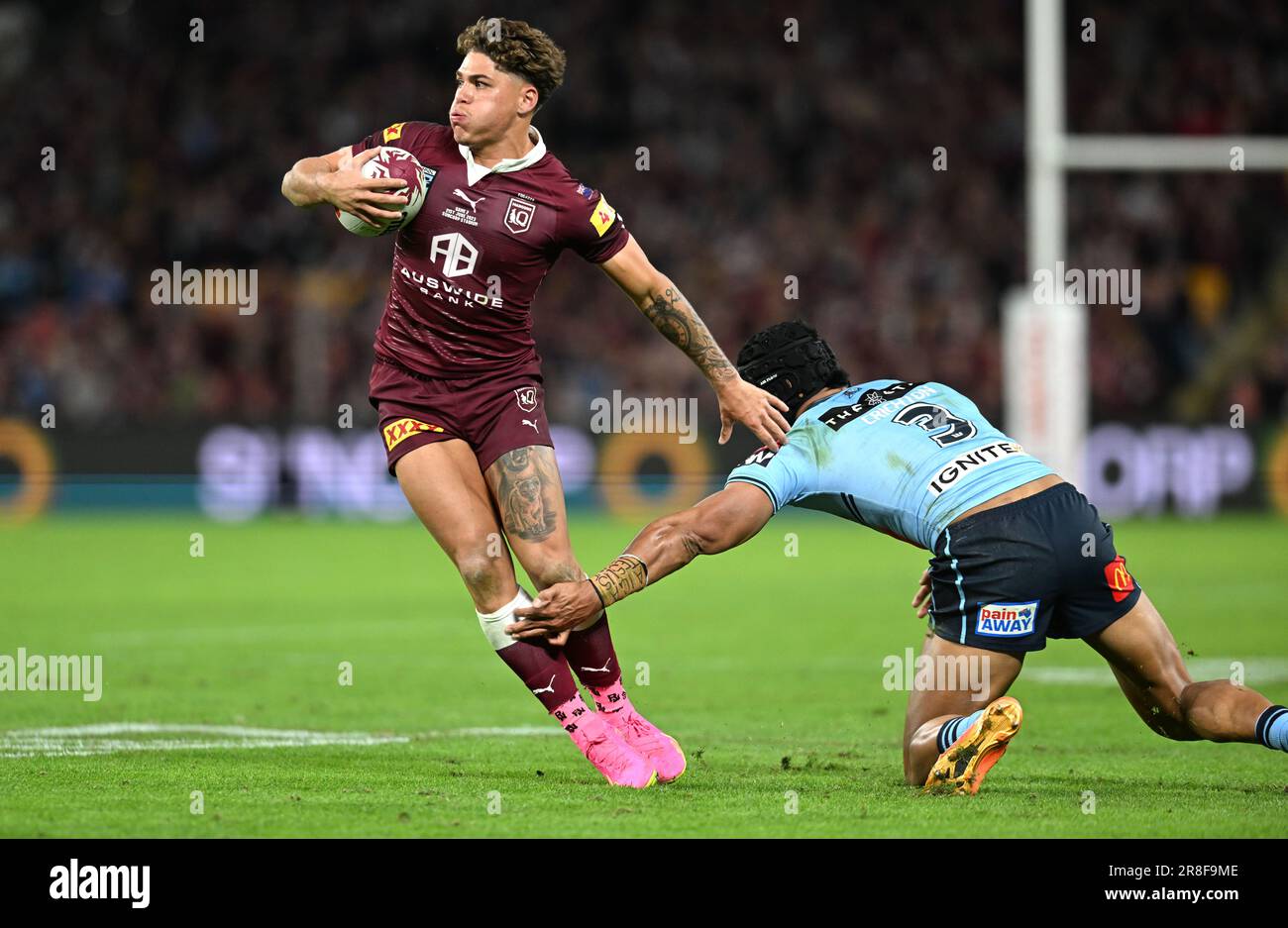 Reece Walsh (links) der Maroons wird von Stephen Crichton of the Blues ...