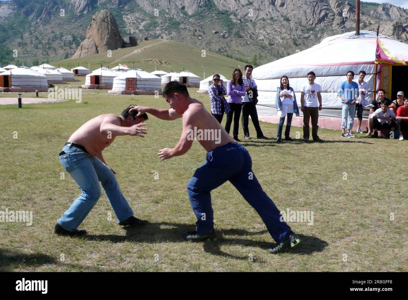 Mongolian wrestlers -Fotos und -Bildmaterial in hoher Auflösung – Alamy