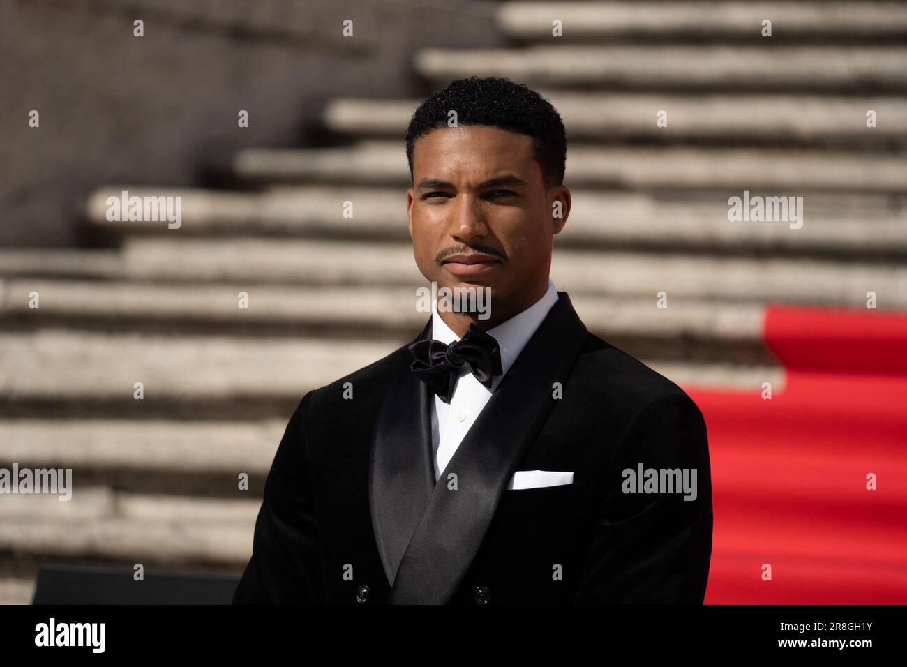 DER US-Schauspieler Greg Tarzan Davis posiert auf der Spanischen Treppe ...