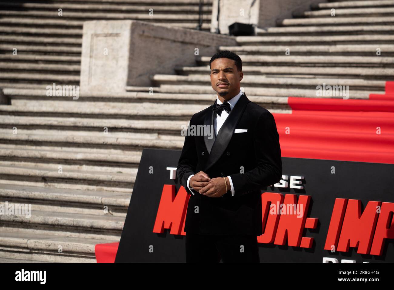 DER US-Schauspieler Greg Tarzan Davis posiert auf der Spanischen Treppe ...