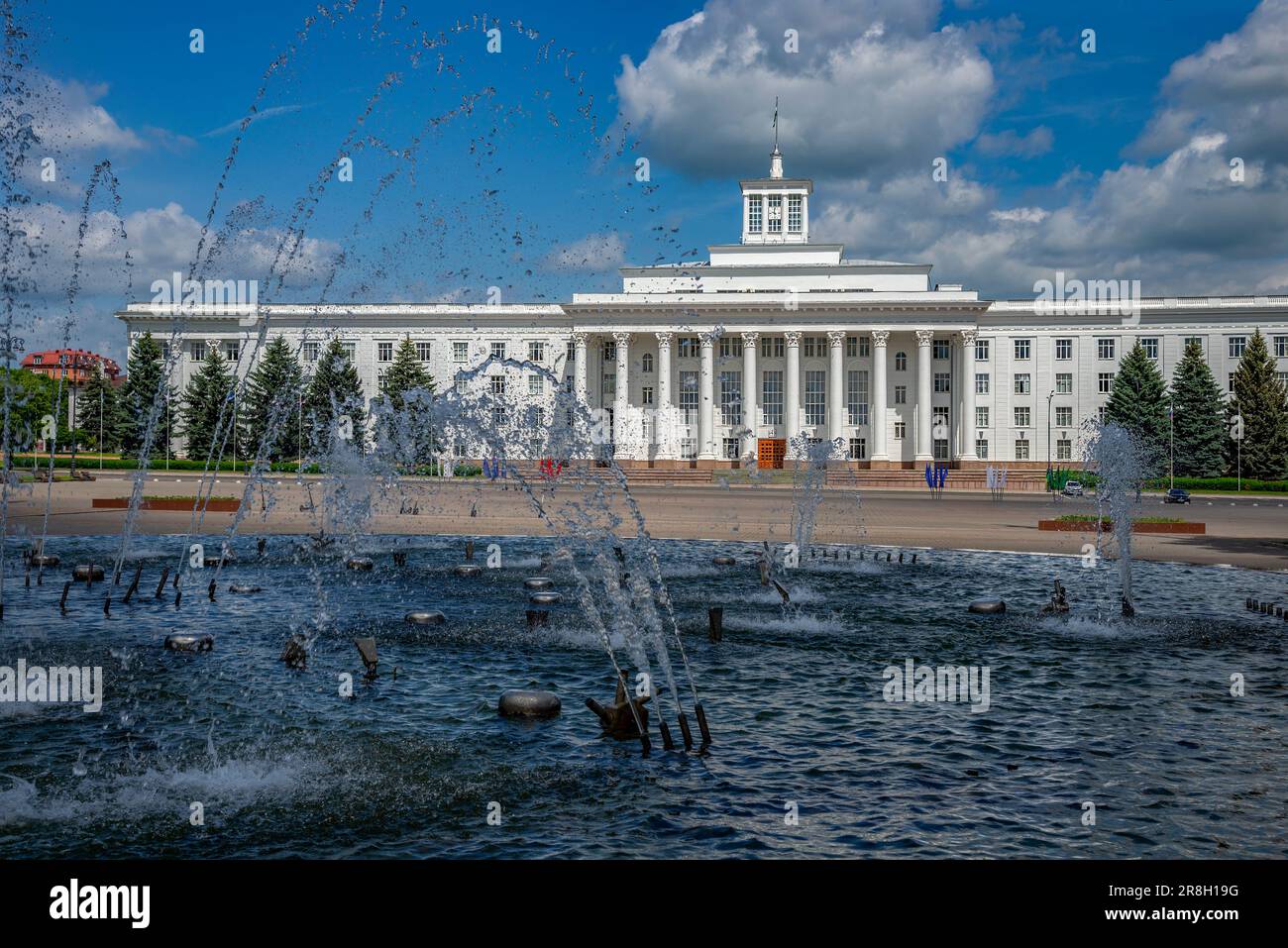 NALTSCHIK, RUSSLAND - 11. JUNI 2023: Brunnen im Parlamentsgebäude der ...